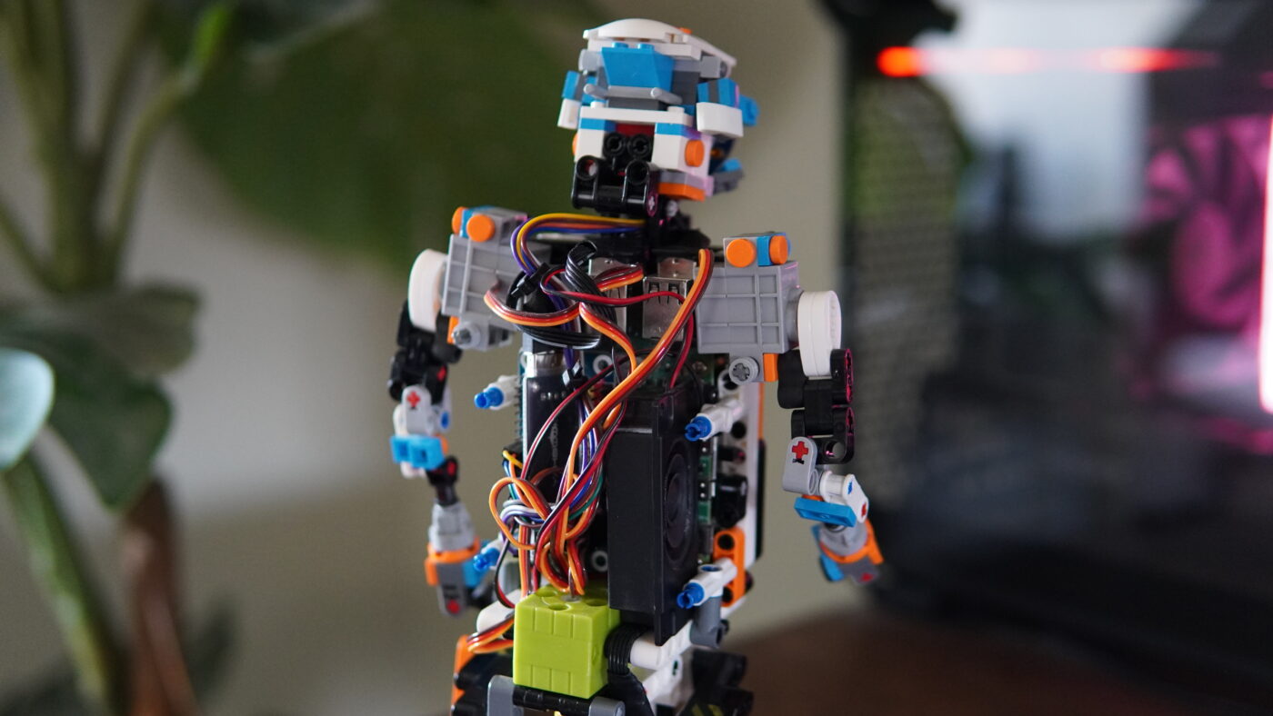 [Entrevista] Cristian Alarcón, creador del Robot EVA: Un modelo conceptual de una IA con ...