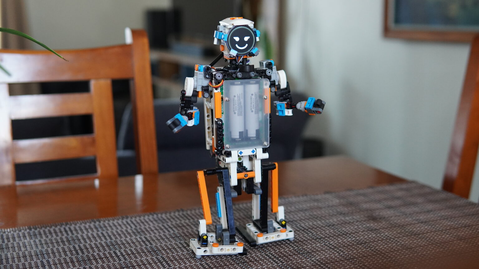 [Entrevista] Cristian Alarcón, creador del Robot EVA: Un modelo ...