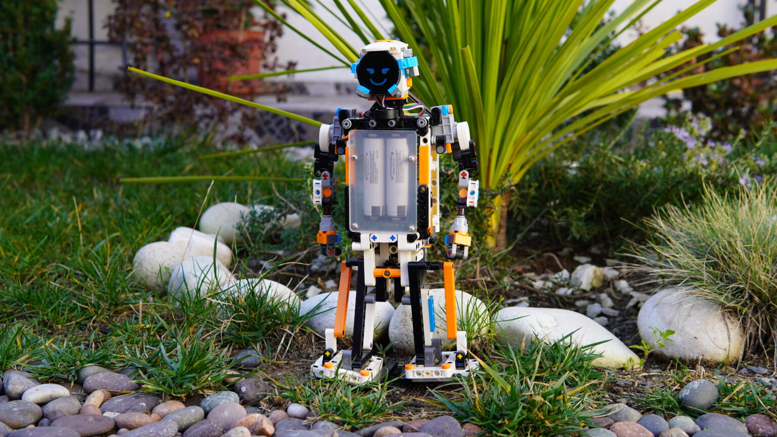 [Entrevista] Cristian Alarcón, creador del Robot EVA: Un modelo ...